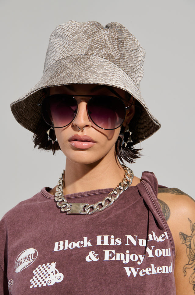 TINA SNAKE BUCKET HAT – AKIRA