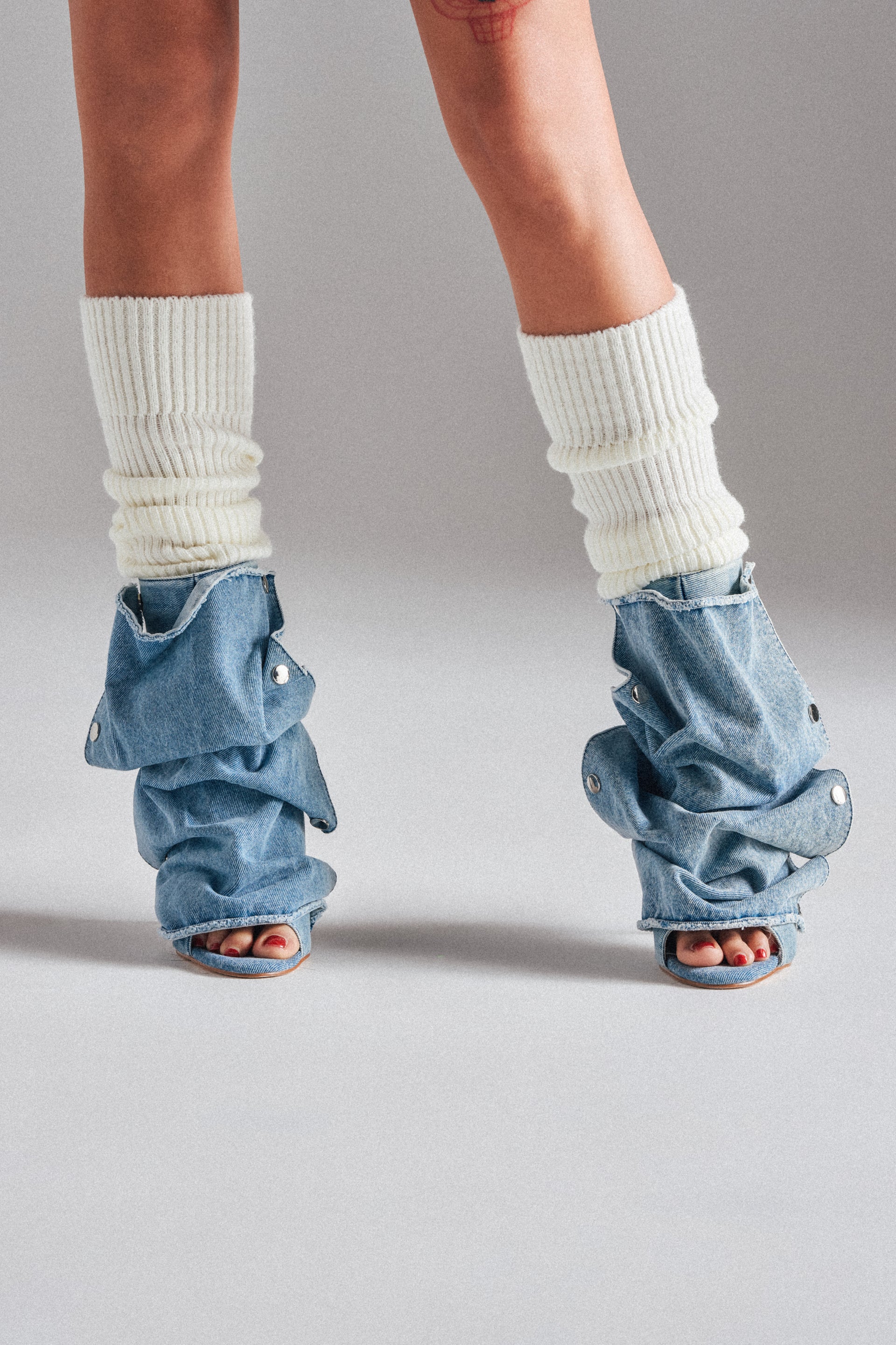 AZALEA WANG BIRD SONG DENIM OPEN TOE SNAP BOOTIE – AKIRA