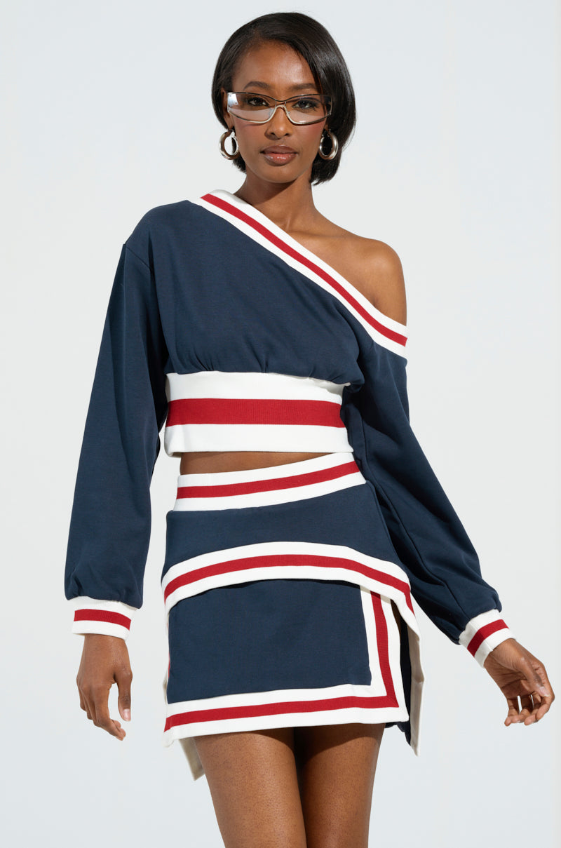 MAEVE OFF THE SHOULDER CROPPED SWETSHIRT IN NAVY – AKIRA