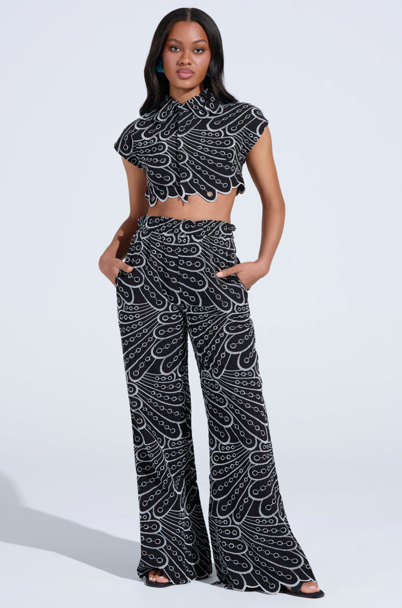 SET YOU FREE CROP WOVEN BLACK MULTI TOP – AKIRA