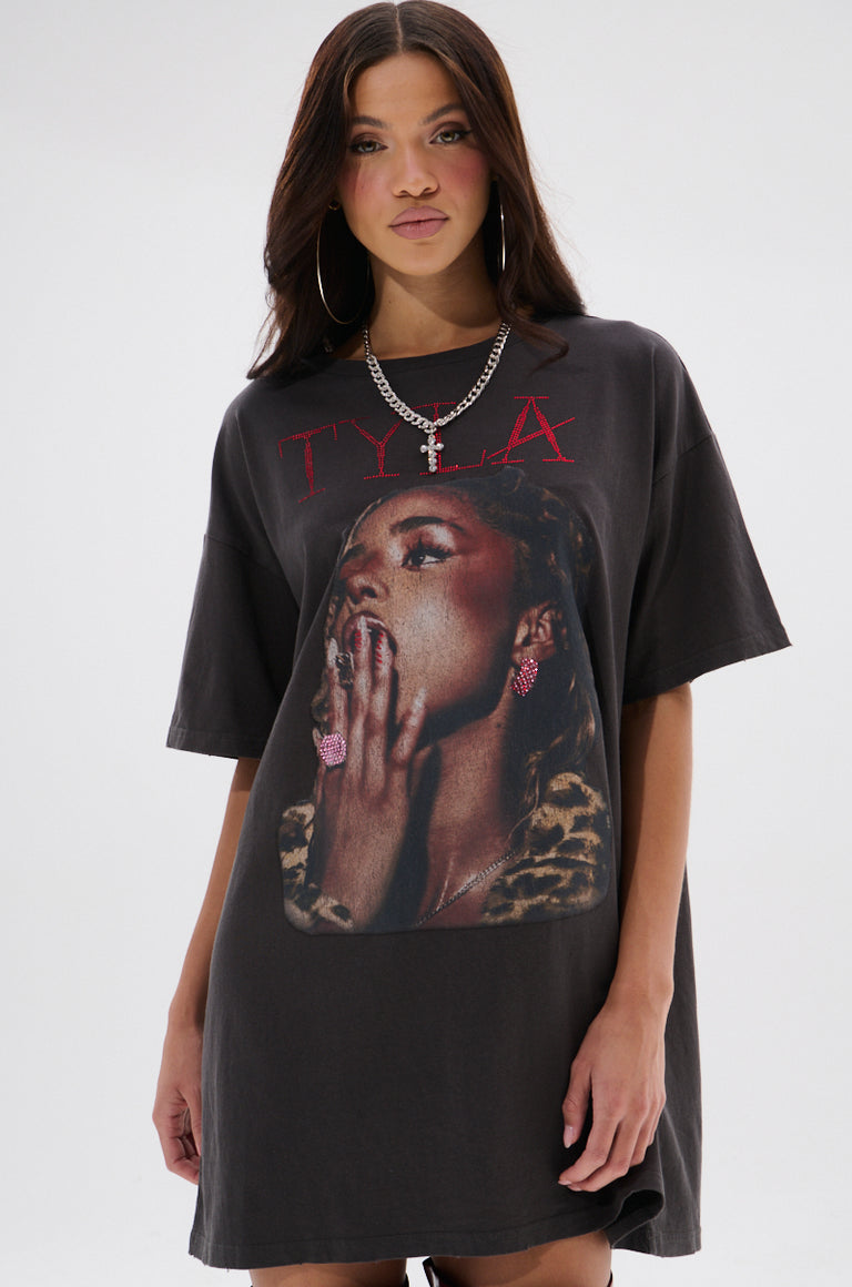 TYLA GRAPHIC T-SHIRT DRESS WITH DISTRESSING – AKIRA