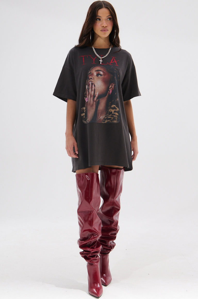 TYLA GRAPHIC T-SHIRT DRESS WITH DISTRESSING – AKIRA