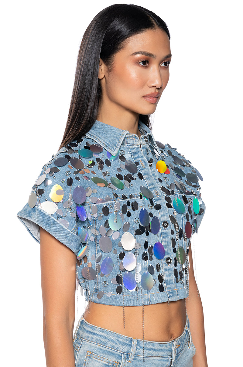 A GIRL NAMED LUCKY EMBELLISHED BUTTON DOWN DENIM CROP TOP – AKIRA
