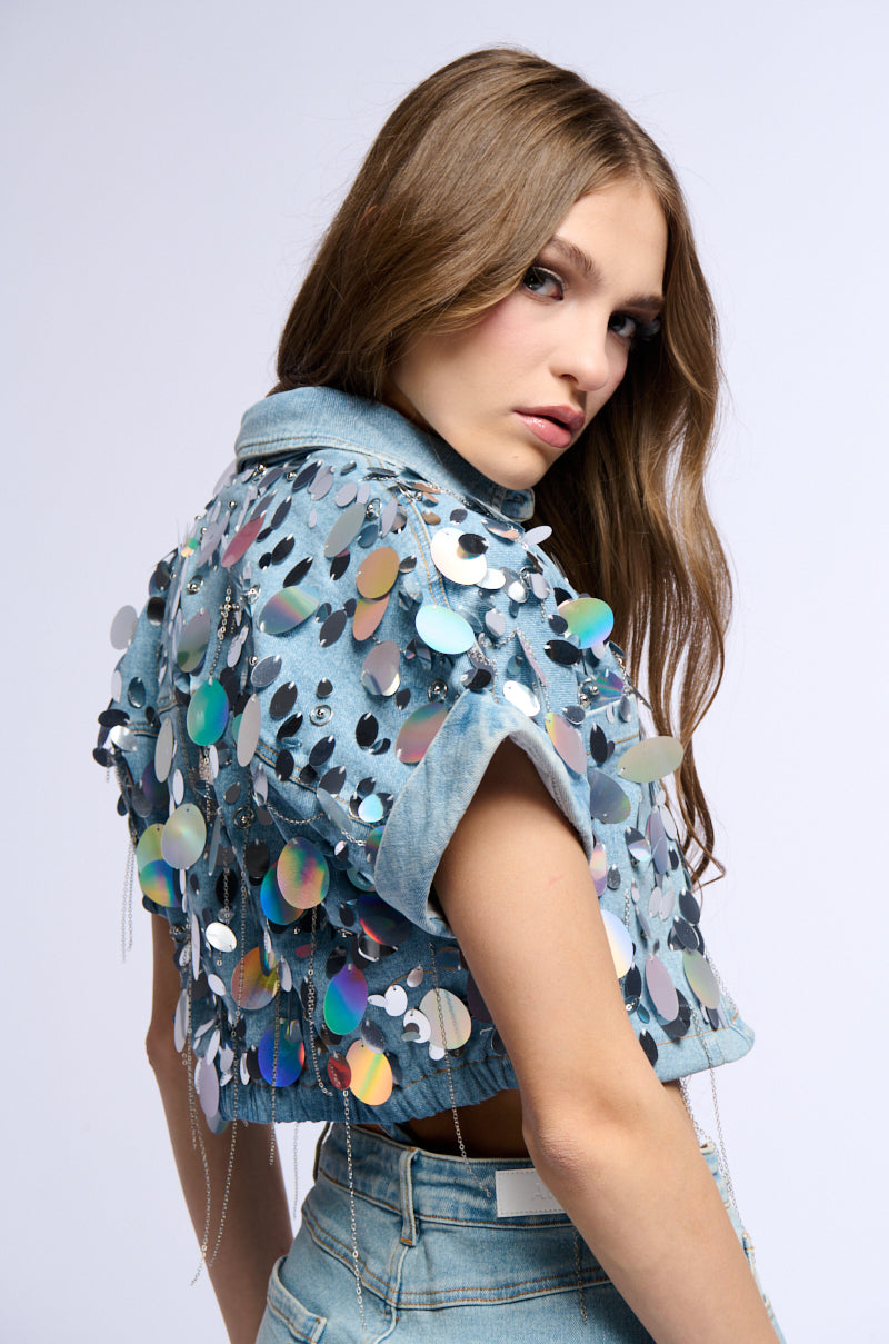 A GIRL NAMED LUCKY EMBELLISHED BUTTON DOWN DENIM CROP TOP – AKIRA