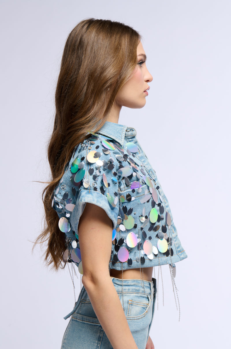 A GIRL NAMED LUCKY EMBELLISHED BUTTON DOWN DENIM CROP TOP – AKIRA