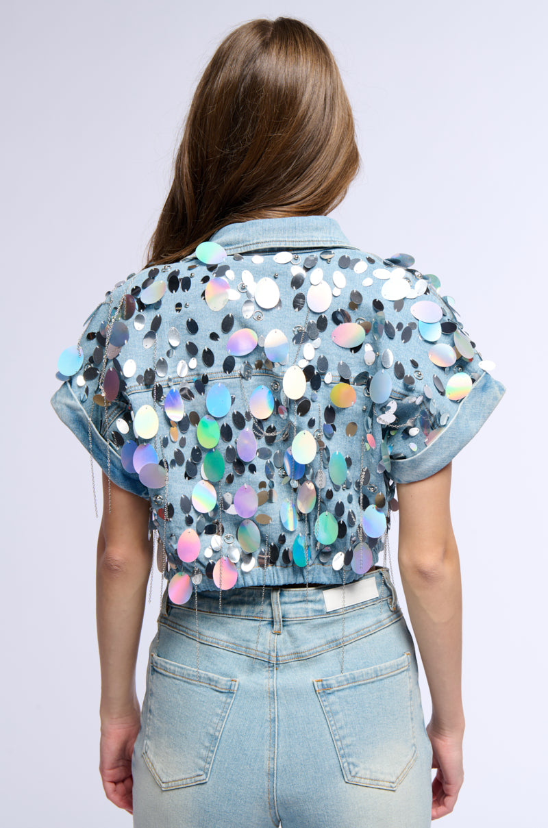 A GIRL NAMED LUCKY EMBELLISHED BUTTON DOWN DENIM CROP TOP – AKIRA