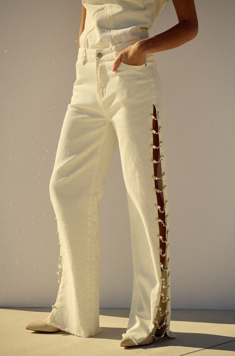 COVERED IN DIAMONDS RELAXED JEANS IN WHITE – AKIRA