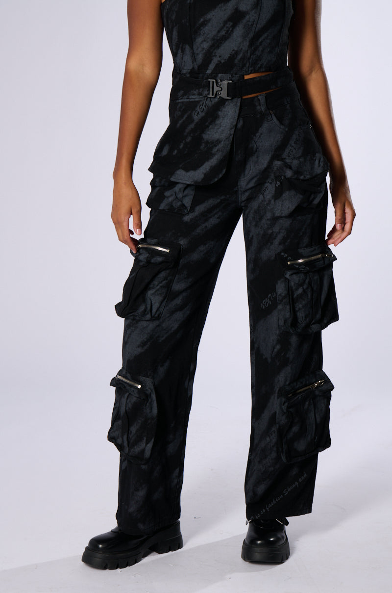 MOODY ATTITUDE PRINTED CARGO PANT – AKIRA