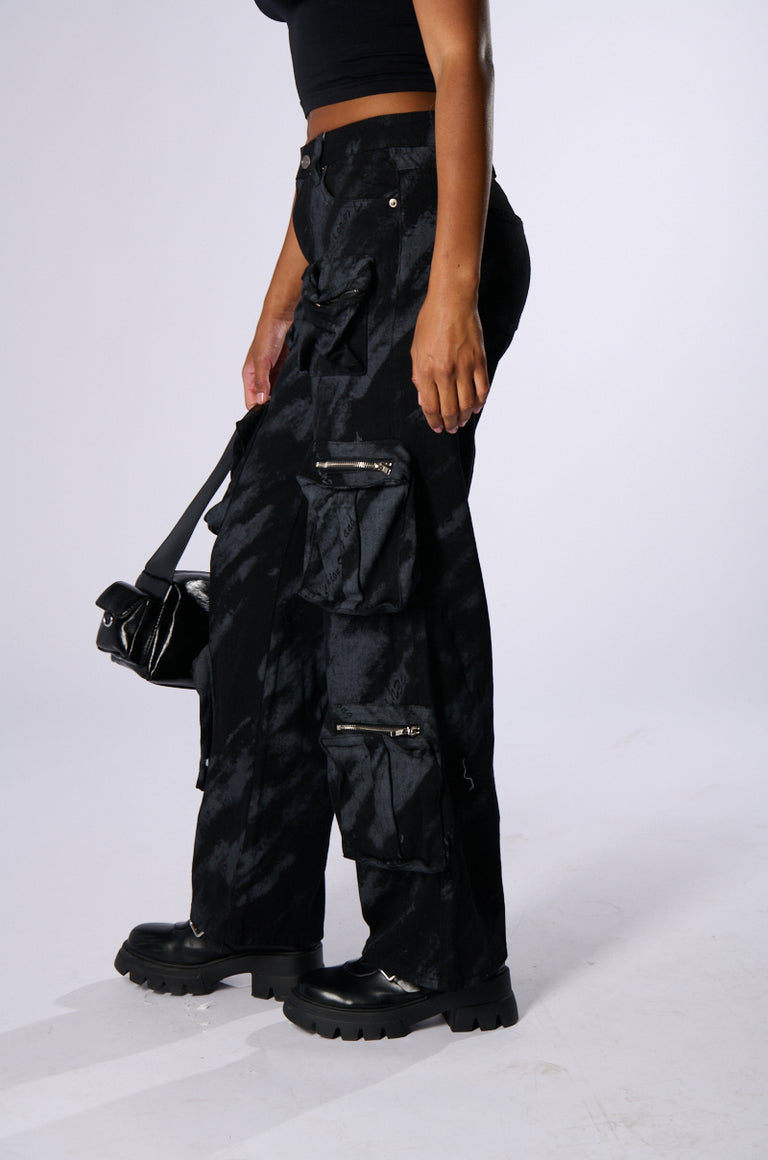 MOODY ATTITUDE PRINTED CARGO PANT – AKIRA