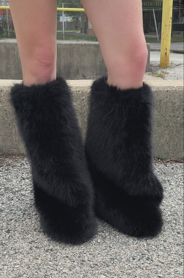 AZALEA WANG LISBOA BLACK FUR FOLD OVER BOOT – AKIRA